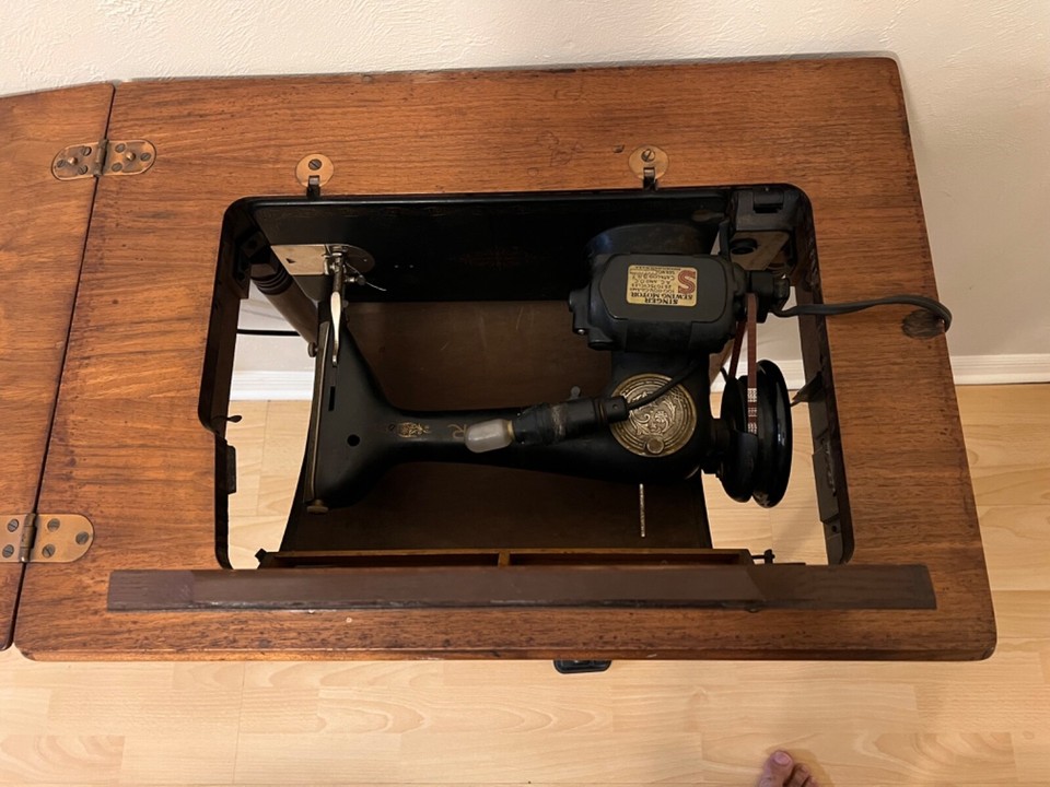 MINT Vintage SINGER 15-91 Sewing Machine In Hideaway Wood Table | eBay