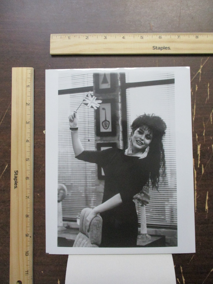 PRESS PROMO PHOTO TV SITCOM SHOW THROB JANE LEEVES WITH FLAG 1986 B&W ...