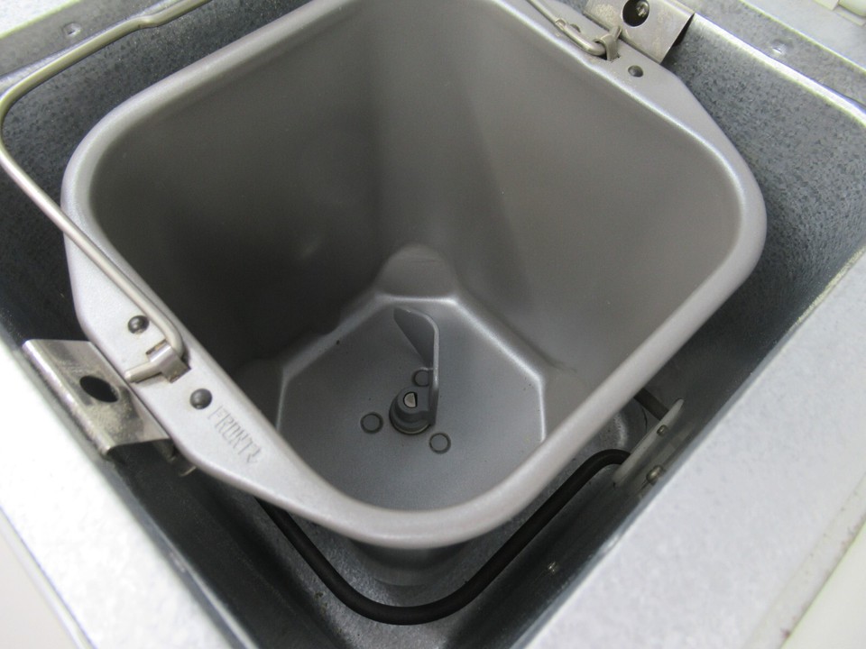 BREADMAN PLUS 1-2 LB. DIG. BREAD MAKER WHITE TR700C, BREAD MACHINE ...