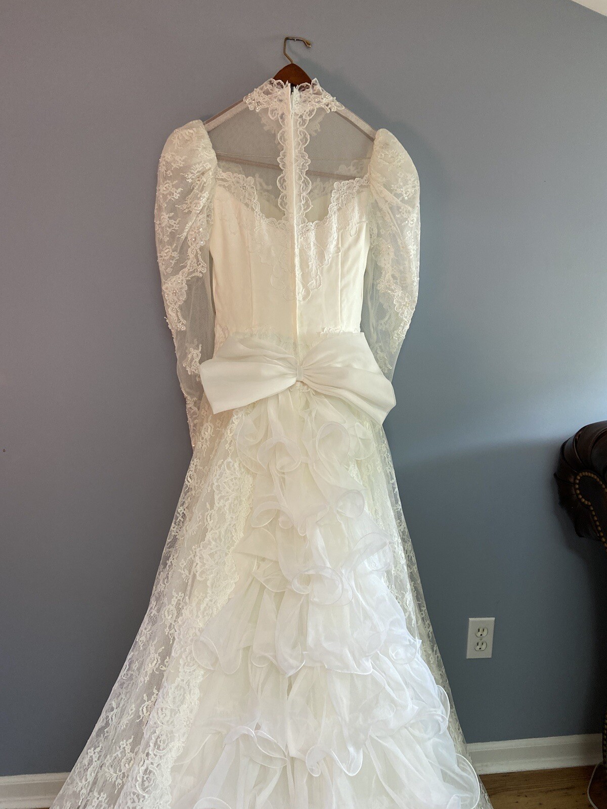 Stunning Long Ruffled Train Wedding Dress Size 16 - Gem