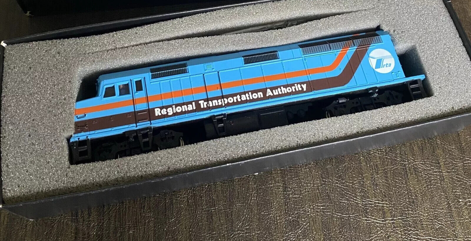 HO Bachmann SPECTRUM F40PH Locomotive Regional Transportation Authority ...