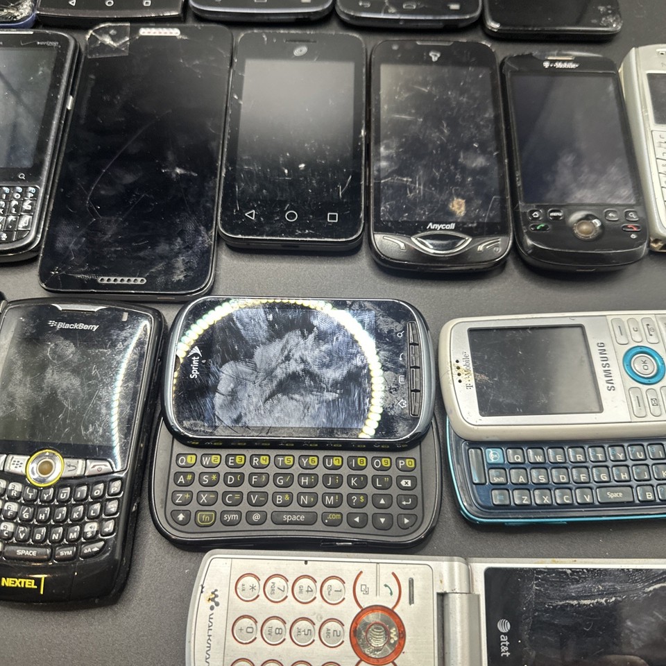 Lot of 21 UNTESTED Phones Samsung BlackBerry Vintage Flip phones For ...