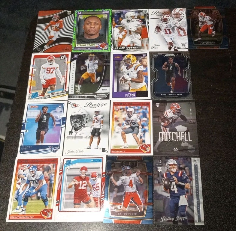 Lot of 250+ all different Kansas City Chiefs cards, 18 Inserts, Mahomes ...