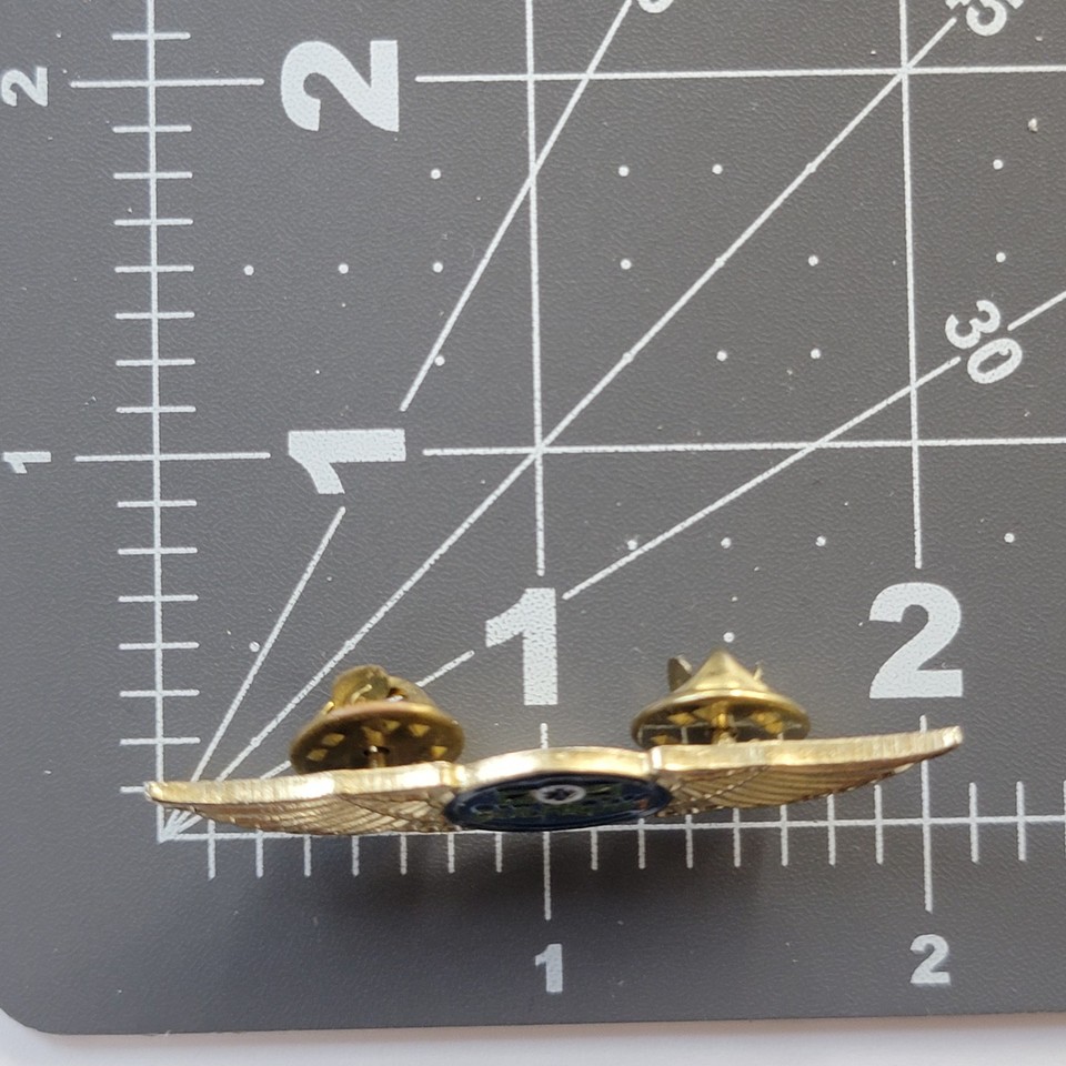 GULF Light No1 Aviation Wings Pin Blue Oval Gold Tone Airline Style ...
