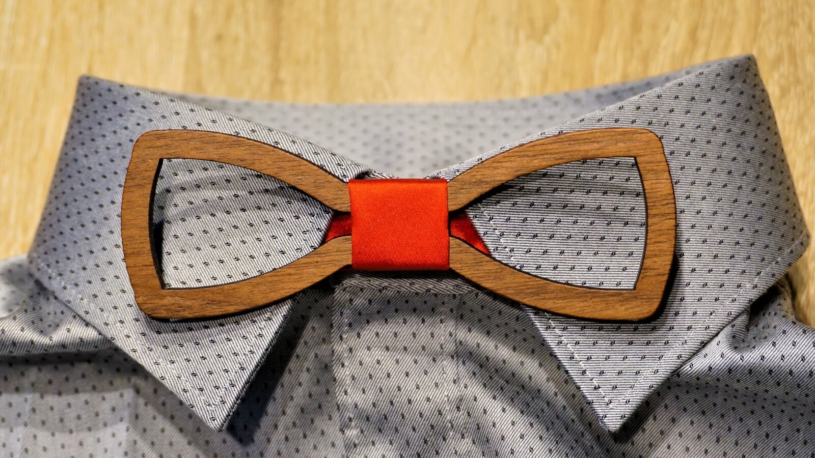 Holzfliege Fliege aus Holz ausgeschnitten mit Stoffband rot handgemacht ...