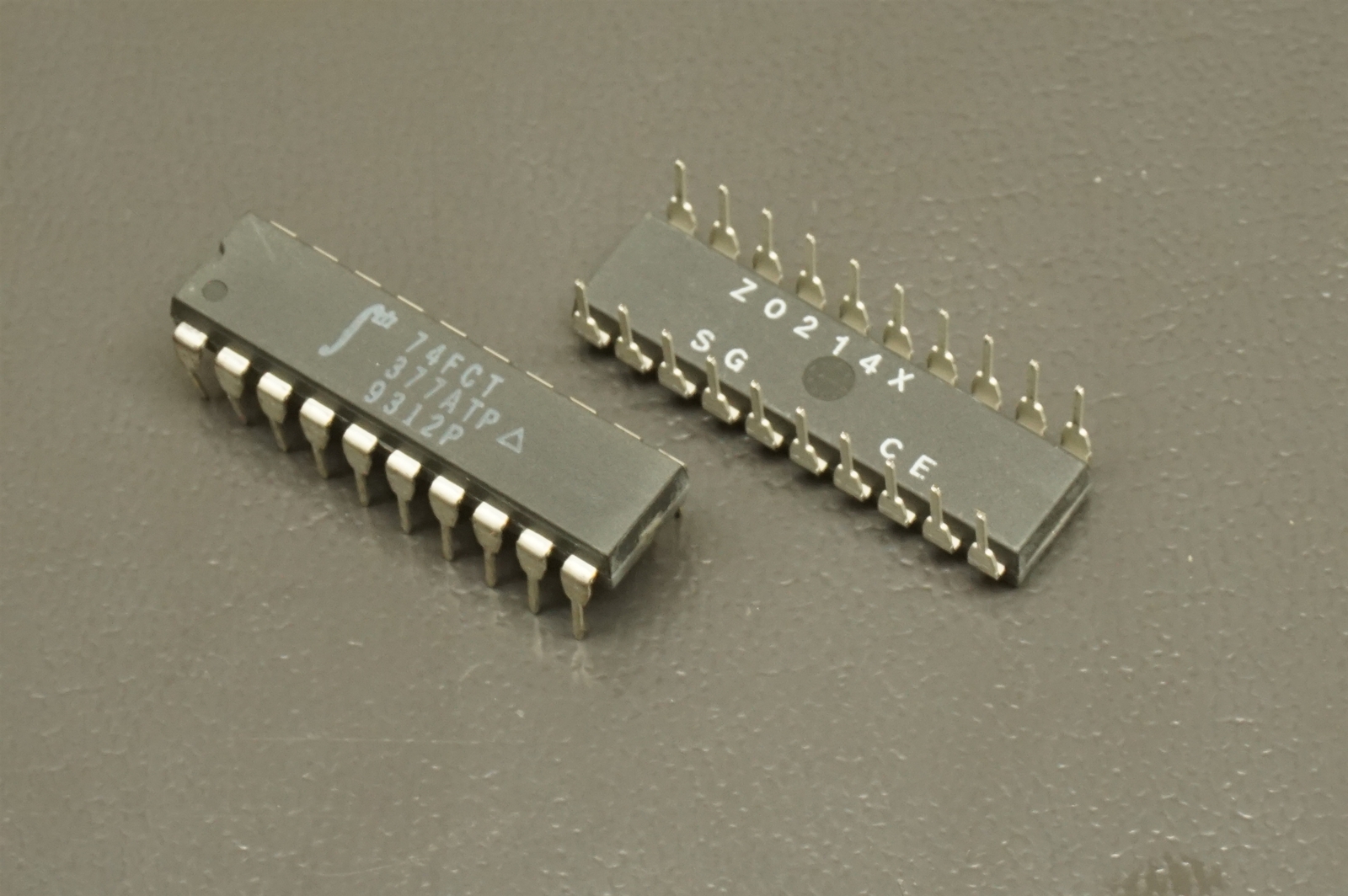 Lot of 2 IDT74FCT377ATP Integrated Device Octal D Type Flip Flop 20 Pin ...