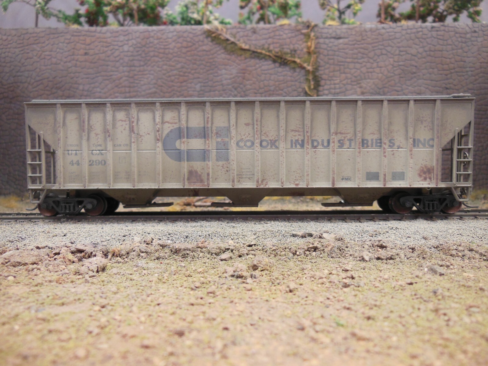 HO SCALE CUSTOM WEATHERED UTCX 44290 COOK INDUSTRIES FMC COVERED HOPPER ...