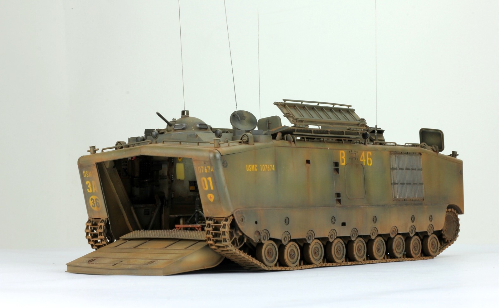 ProBuilt Model 1:35 USMC LVTP5A1 Bus Battlefield /w Detail Interior ...