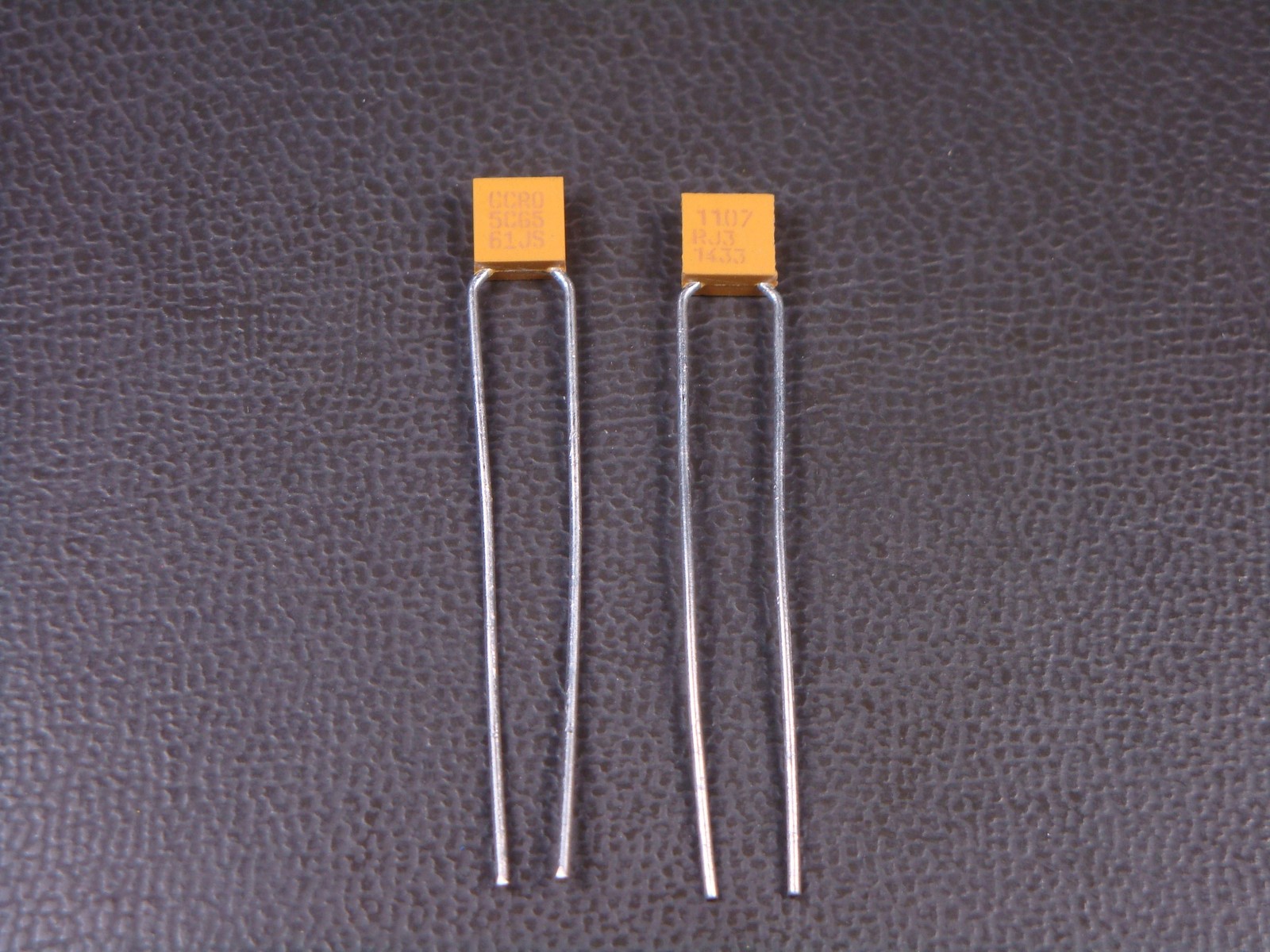 Lot of 2 C052G561J1G5CS Kemet Ceramic Capacitor 560pF 5% 100V C0G ...