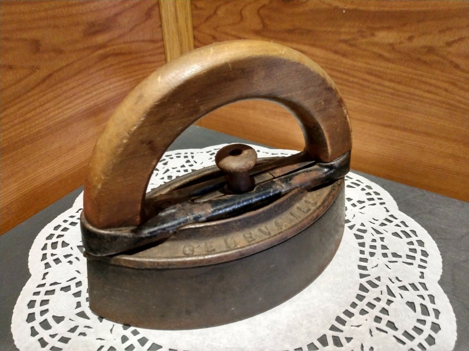 1 VINTAGE HOWELL COMPANY GENEVA, ILLINOIS SAD IRON WITH A DETACHABLE ...