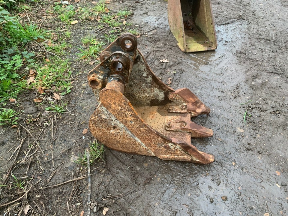 30cm excavator bucket 30mm pins 100 dipper, 110 pin spacing 3 ton £120 ...