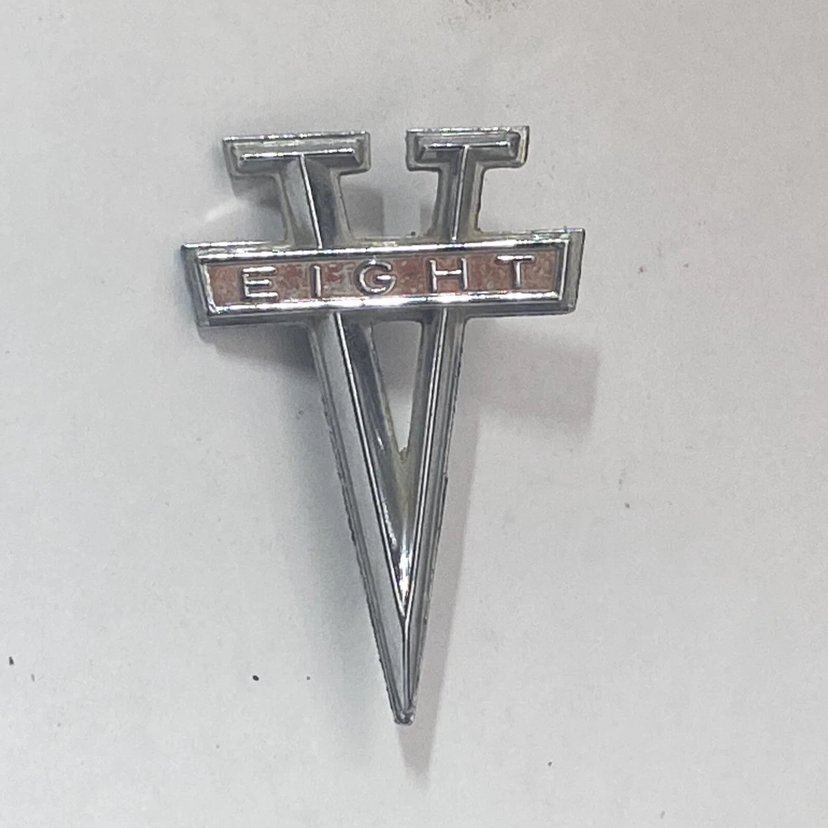 V8 Emblem