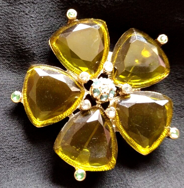 VINTAGE MONET FLOWER SHAPE PIN BROOCH OLIVE GREEN EME… - Gem