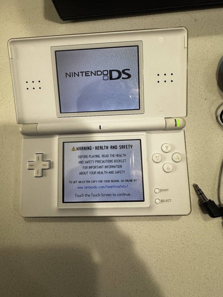 Nintendo DS Lite White Bundle w/ Charger Case Games Screen Protectors ...