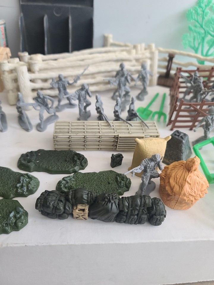 ARMY MEN lot w/ Fences Cages Sandbags Building Hide Behind Cover Farm ...
