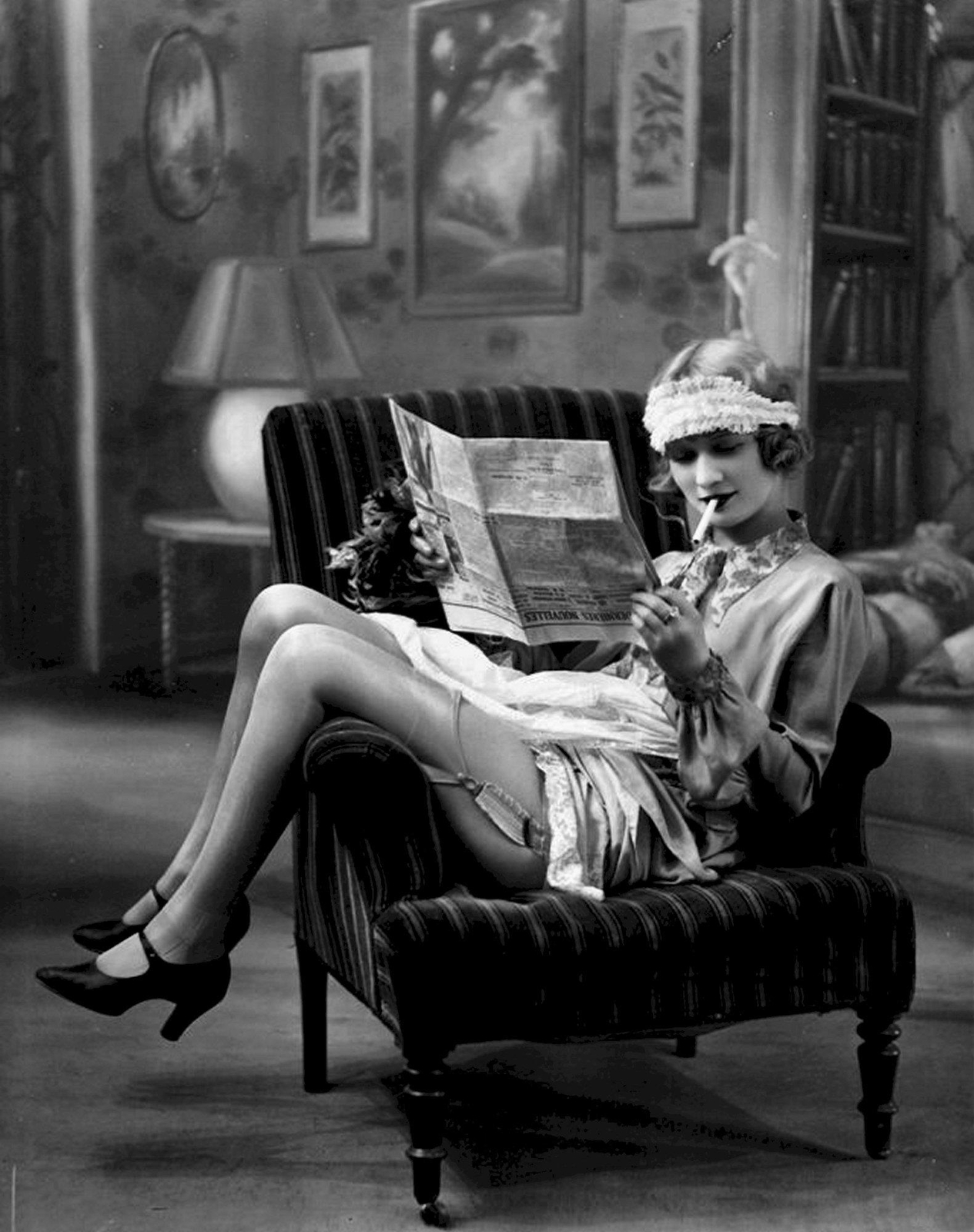 Flapper 1920 Smoking