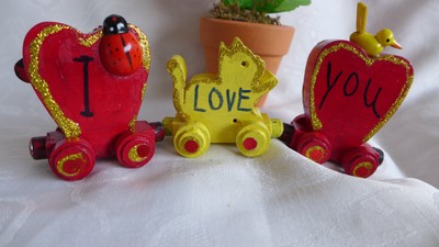 HANDMADE HAND PAINTED WOOD MAGNET HEART TRAIN WITH LOVE PHRAZES RED AND ...