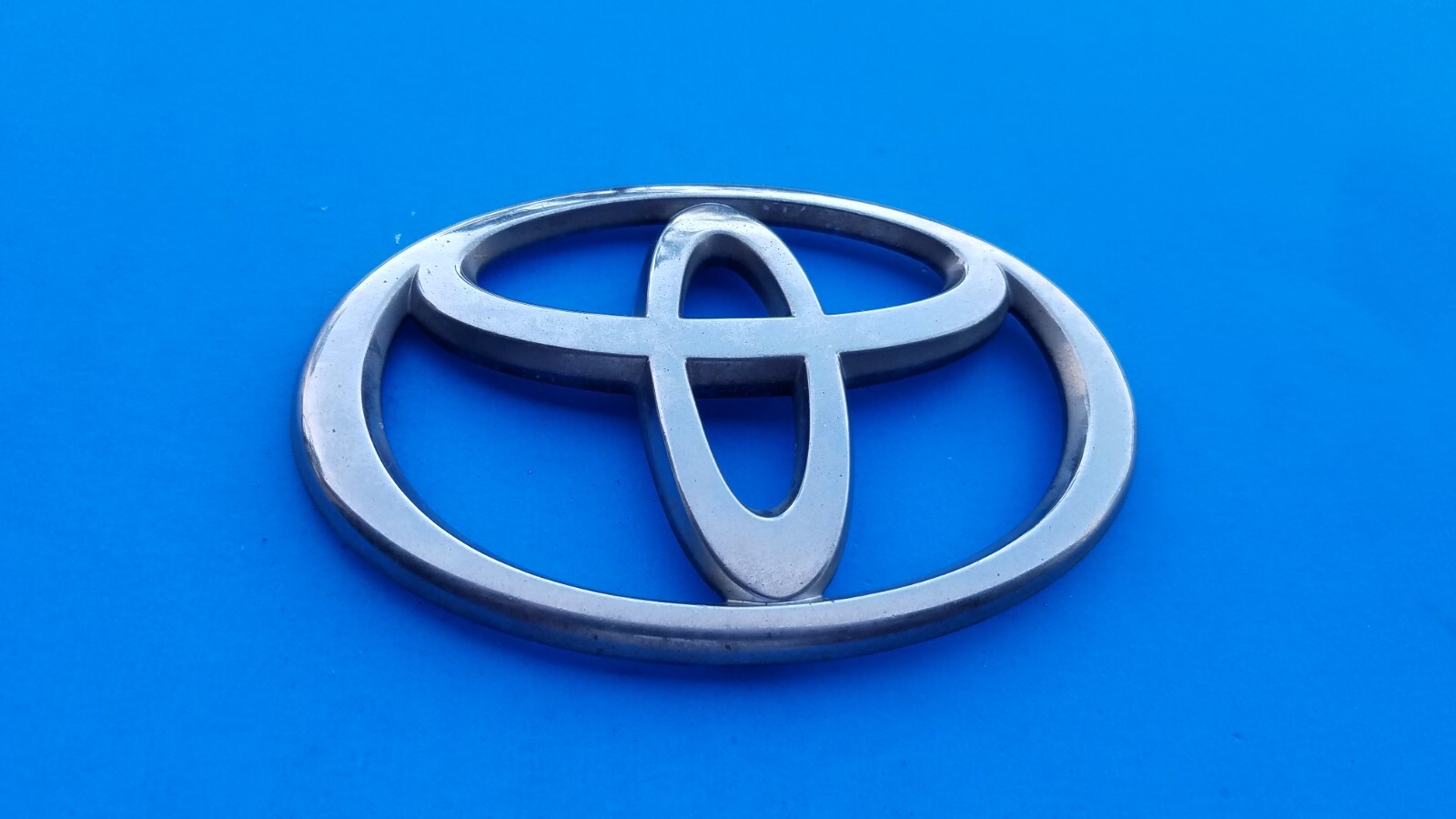 TOYOTA FRONT GRILLE EMBLEM LOGO BADGE SYMBOL USED W25 OEM B6 | eBay