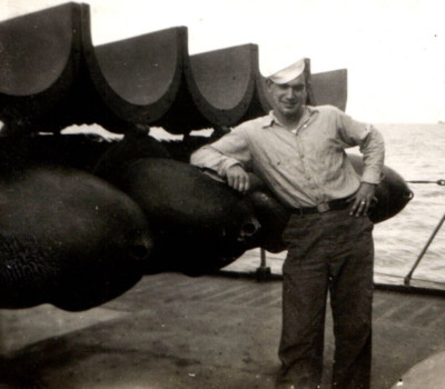 C.1945 WW2 USS BROWNSON 868 SAILOR LEANING ON BOMBS TORPEDOS USN PHOTO ...
