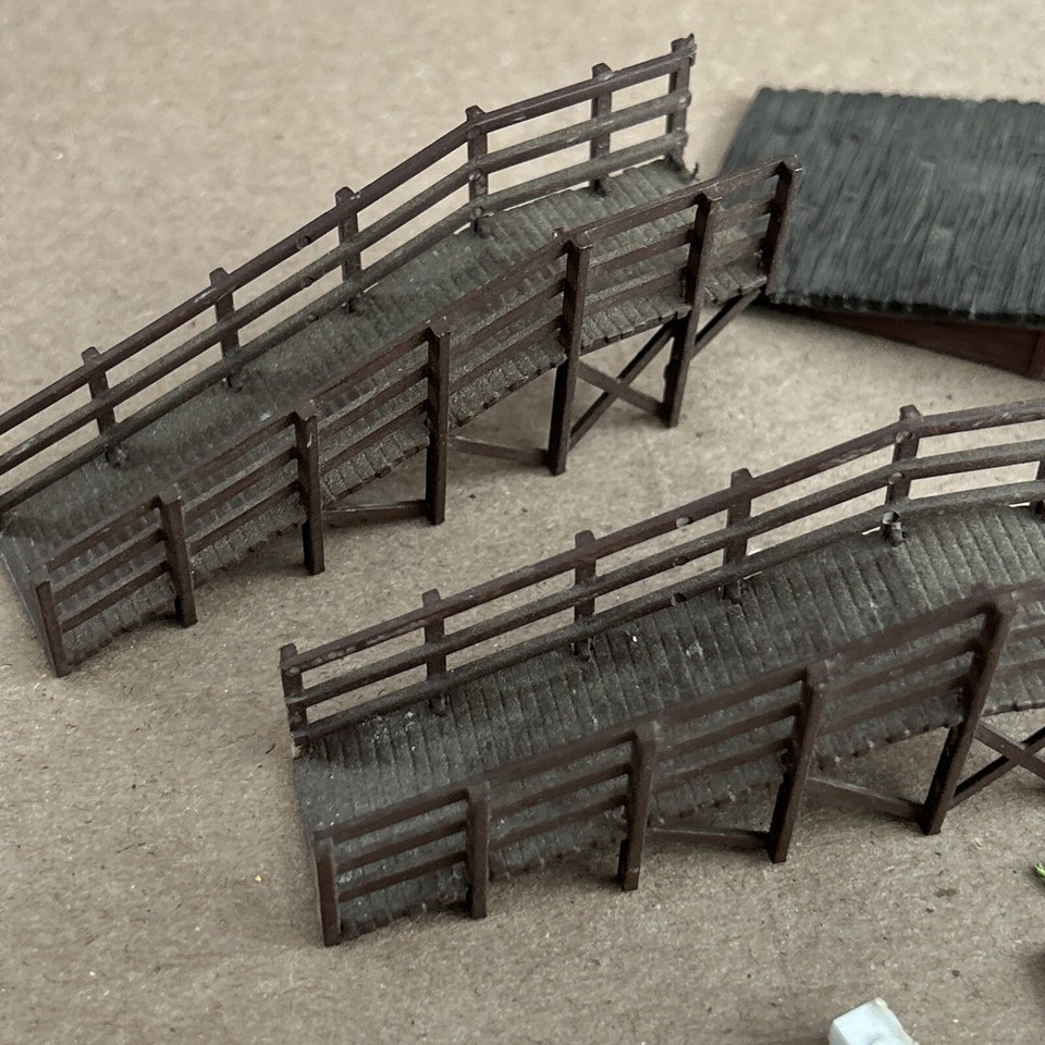 Vintage Revell Model RR HO Scale Cattle Ramps Lounge Area Detial Parts ...