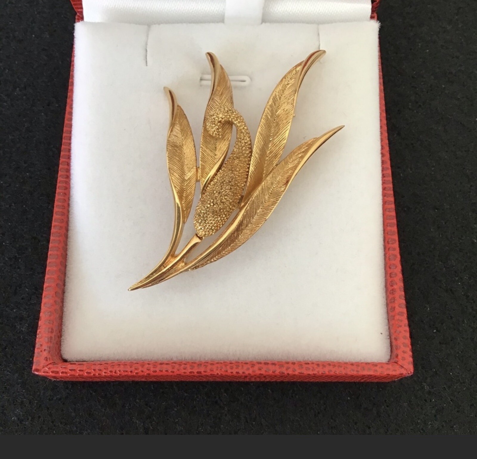 Beautiful MONET Signed Gold Tone Brooch . - Gem