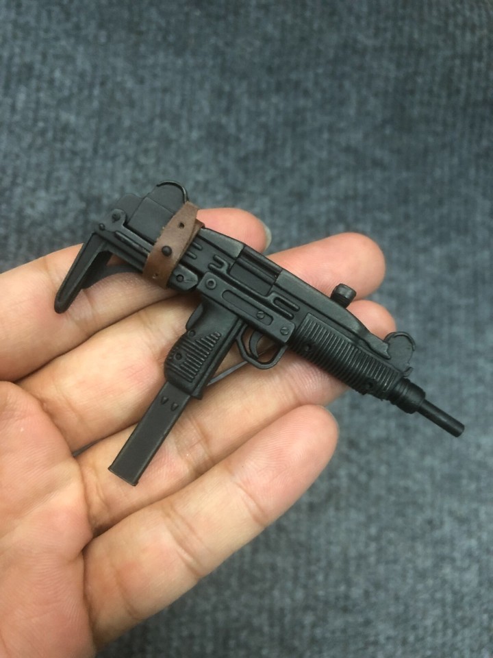 1/6 Hot Toys MMS136 Terminator Tech Noir T-800 Machine Gun UZI for ...