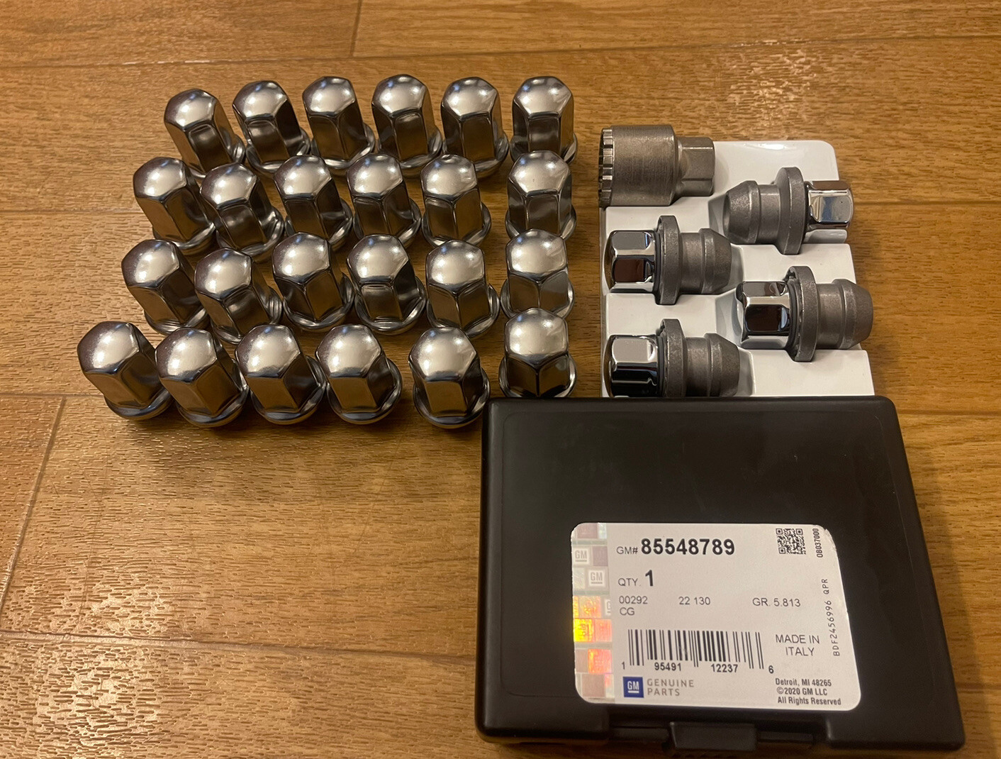 GM Escalade Tahoe Wheel Lock & Lug Nut Kit Chrome 24pc 17801711 for ...