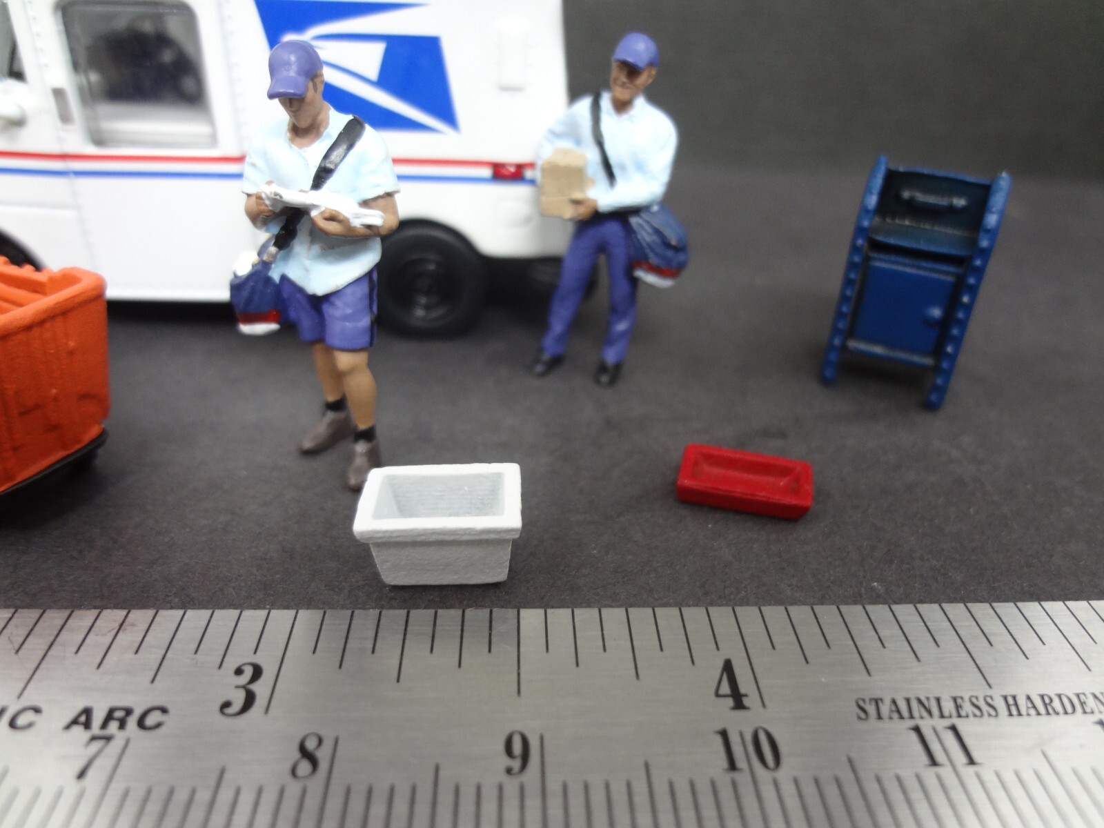 1:64 figure set USPS Mailman + equipment + LLV vehicle - Diorama ...