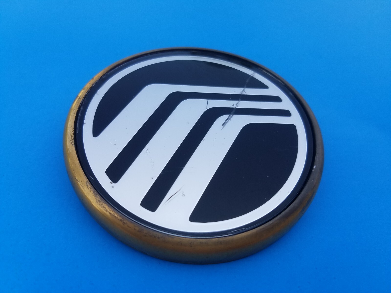 98 99 00 01 02 MERCURY GRAND MARQUIS REAR GOLD EMBLEM BADGE SYMBOL OEM ...