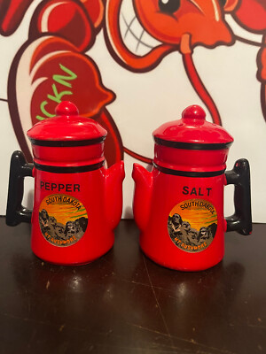 Vintage salt and pepper shakers red kettles SOUTH DAKOTA MT. RUSHMORE ...