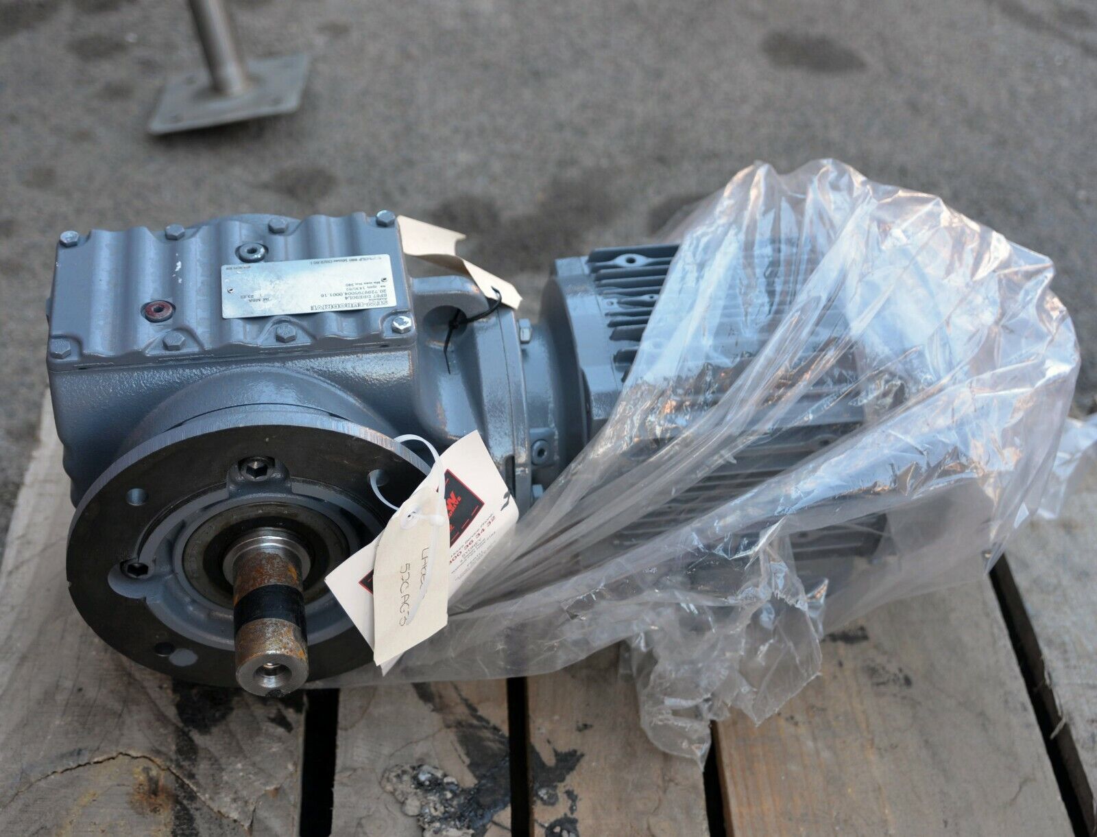 SEW EURODRIVE Gear Motor SF67 DRE90L4 1430/62 23:1 1.5kW 3 PHASE ...