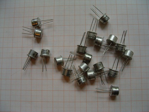 100x BSV12-10 Siemens TO39 ( TO5 ) PNP 80V 1A 5W BC161 BC303 BSV17 ...