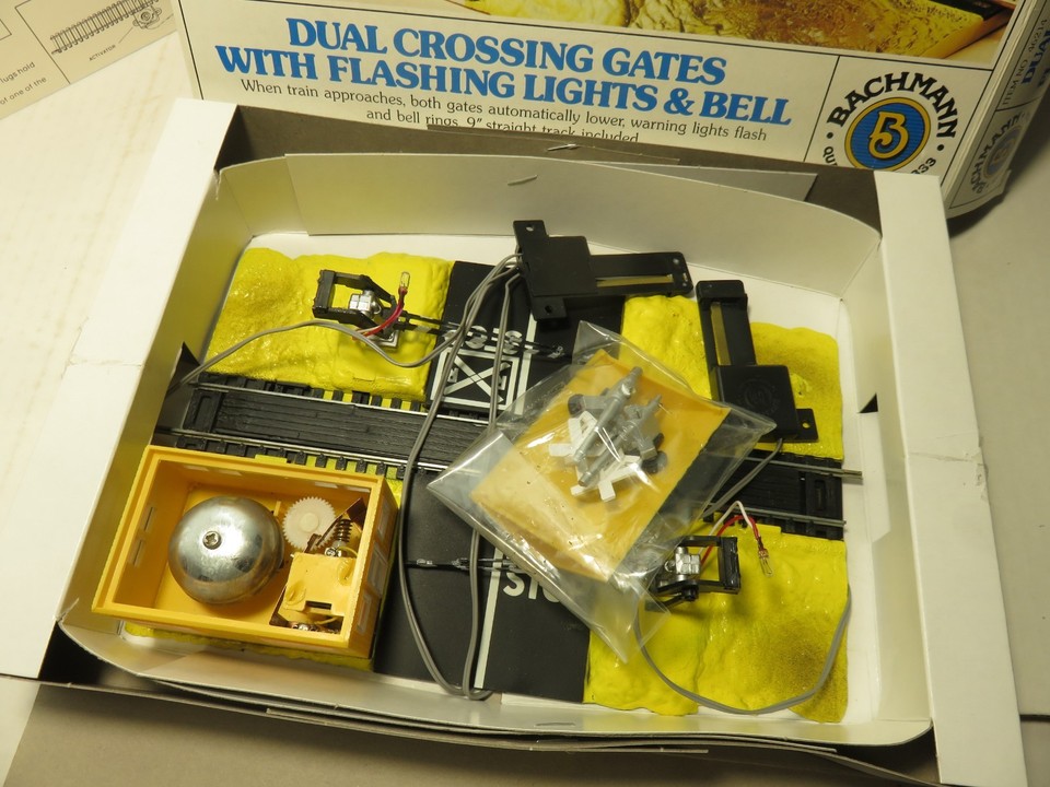 HO SCALE BACHMANN DUAL CROSSING GATES LIGHTS AND BELL | eBay