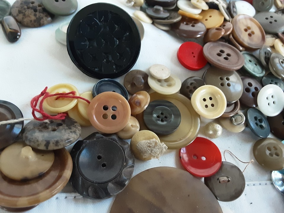 job lot vintage buttons linen carved wood material glass bakelite etc ...