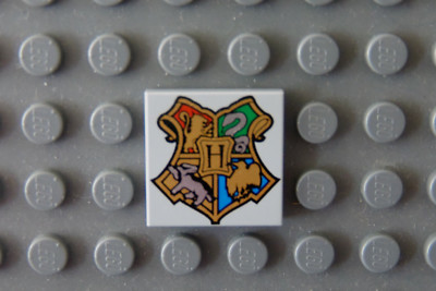 NEW LEGO Harry Potter Decorated 2x2 Tile with Hogwarts Coat of Arms ...