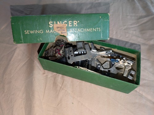 Singer 221-1 Featherweight Sewing Machine w/ Carrying Case and Extras ...