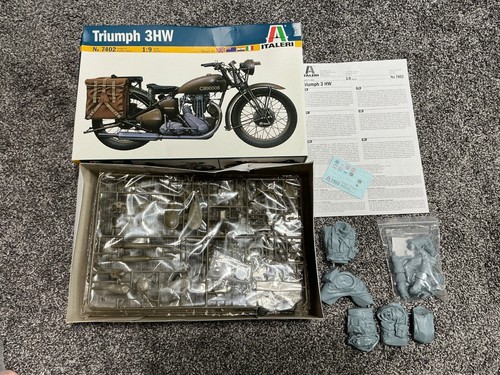 Italeri 200mm 1/9 WW2 British Triumph 3HW Motorcycle + rider resin ...