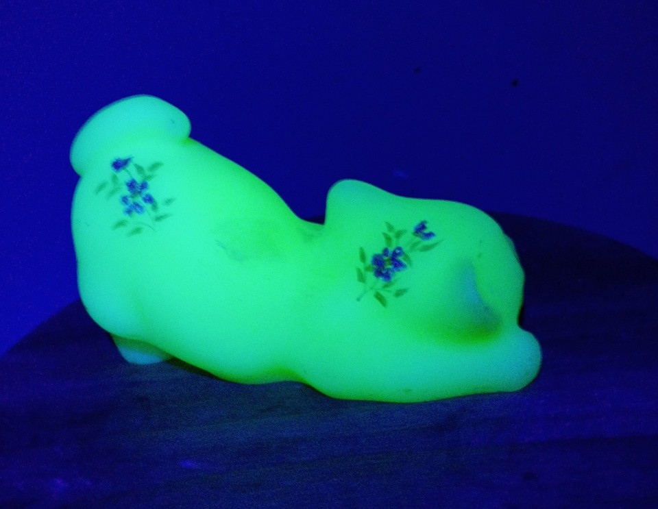 Fenton Custard Glass Stretching Cat - Signed Diane Cutshaw - Uranium ...