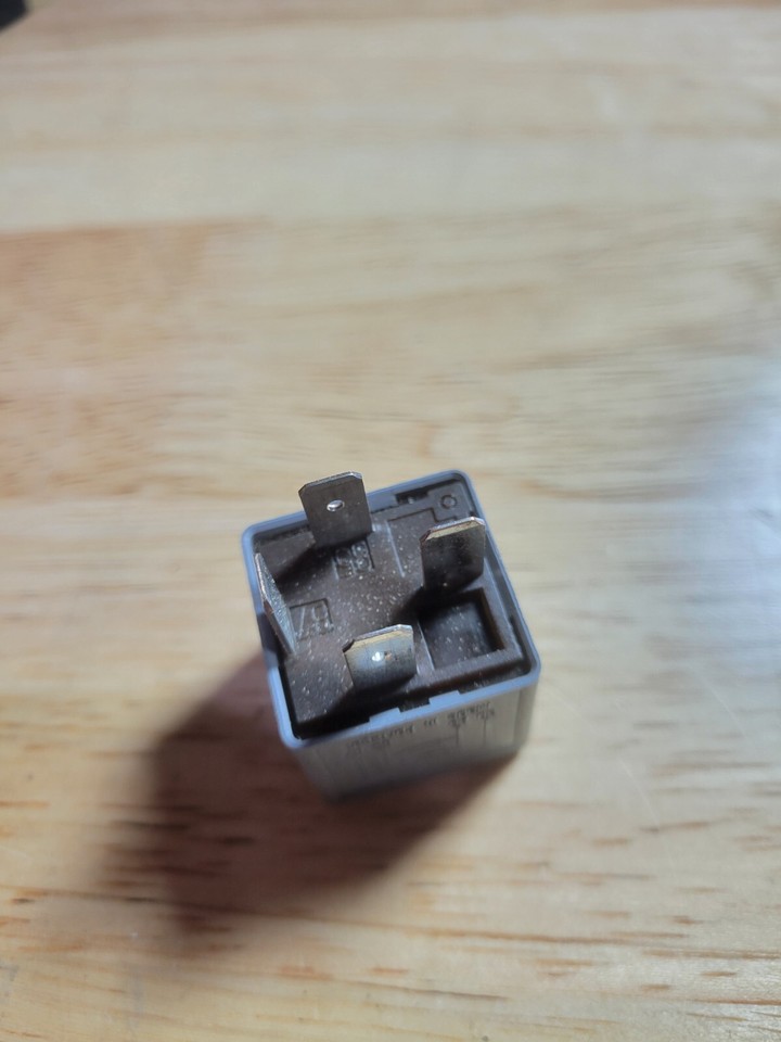 Relay # 373 VW Passat Beetle Touareg Phaeton Audi A4 S4 A6 S6 - 8D0 951 ...