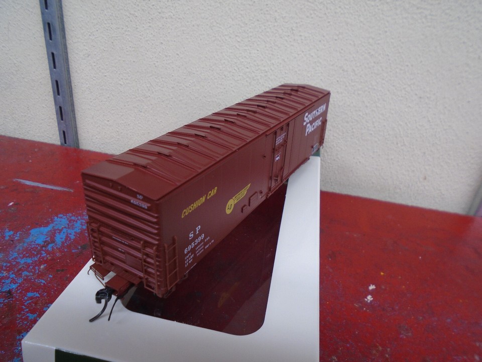 Moloco Trains Southern Pacific PCF 50' RBL Boxcar w/Bulkheads 51025 SP ...