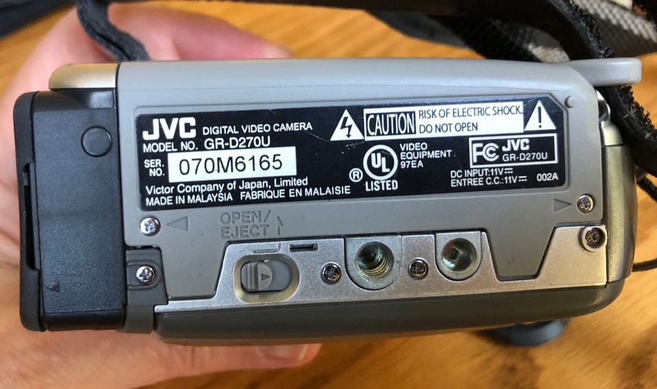 JVC MiniDV camcorder GR-D270U + manual, cables, charger, tripod, bag ...