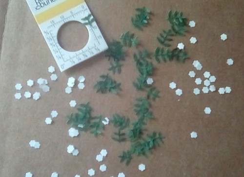 Dollhouse miniatures Quarter Scale flower petals & leaves in white. 1: ...