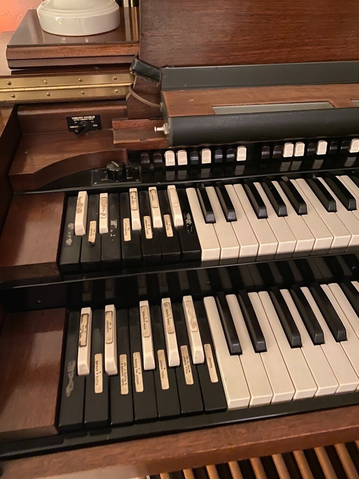 Hammond Organ C3 Church or Chorus Vibrato with Deagan Chimes cabinetry ...