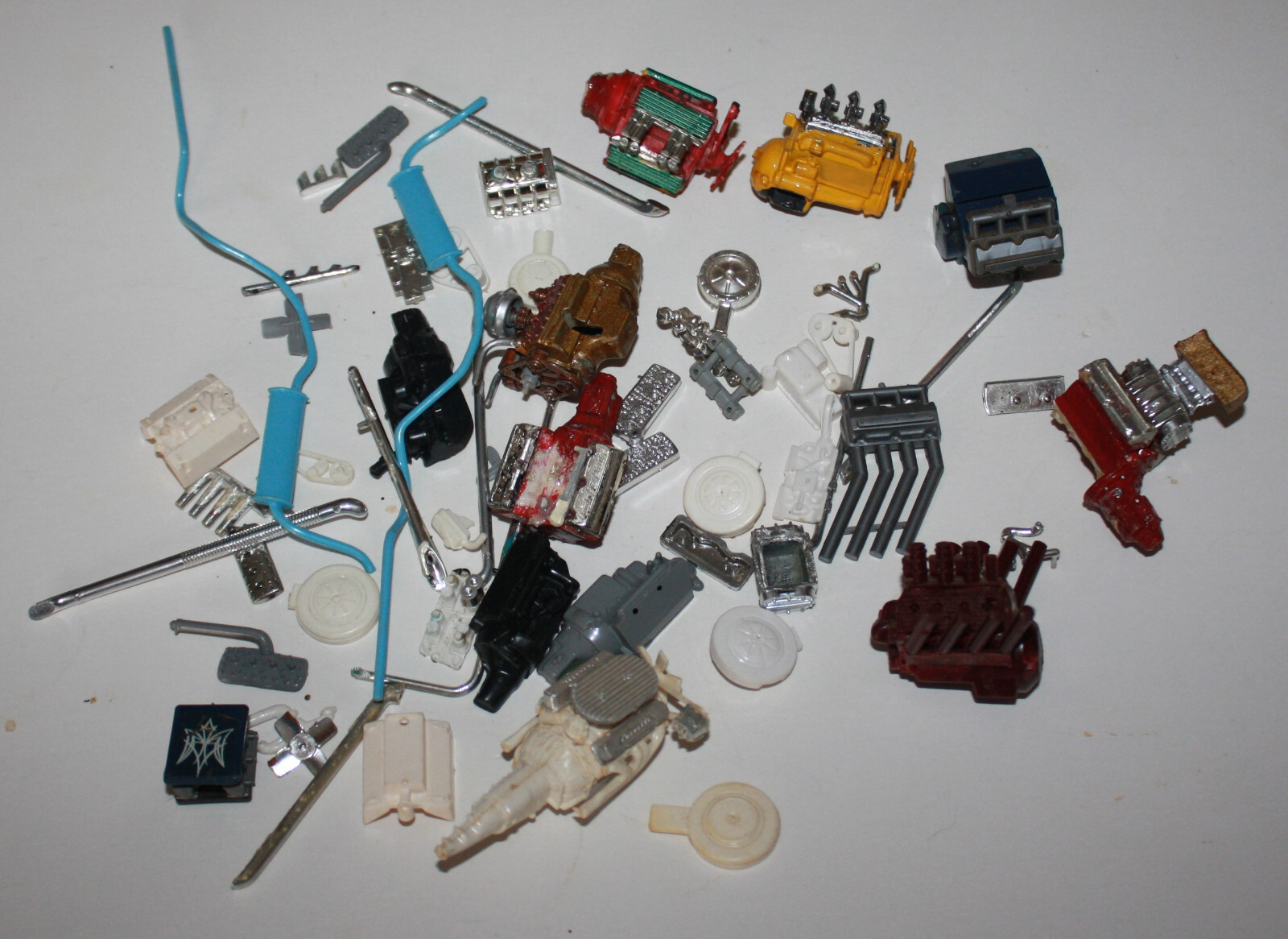 ASSORTMENT OF PLASTIC CAR MODEL ENGINES, ENGINE PARTS AND EXHAUST PARTS