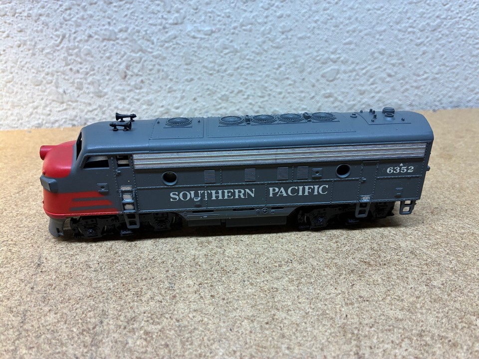Athearn HO Scale Powered Southern Pacific Super Power F7A Unit w/Brass ...