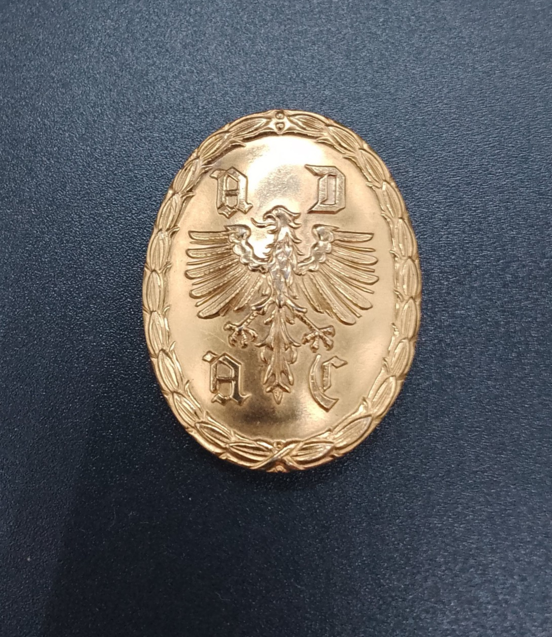 ADAC-Plakette mit altem Logo von einem Motorsport-Pokal, sehr gut ...