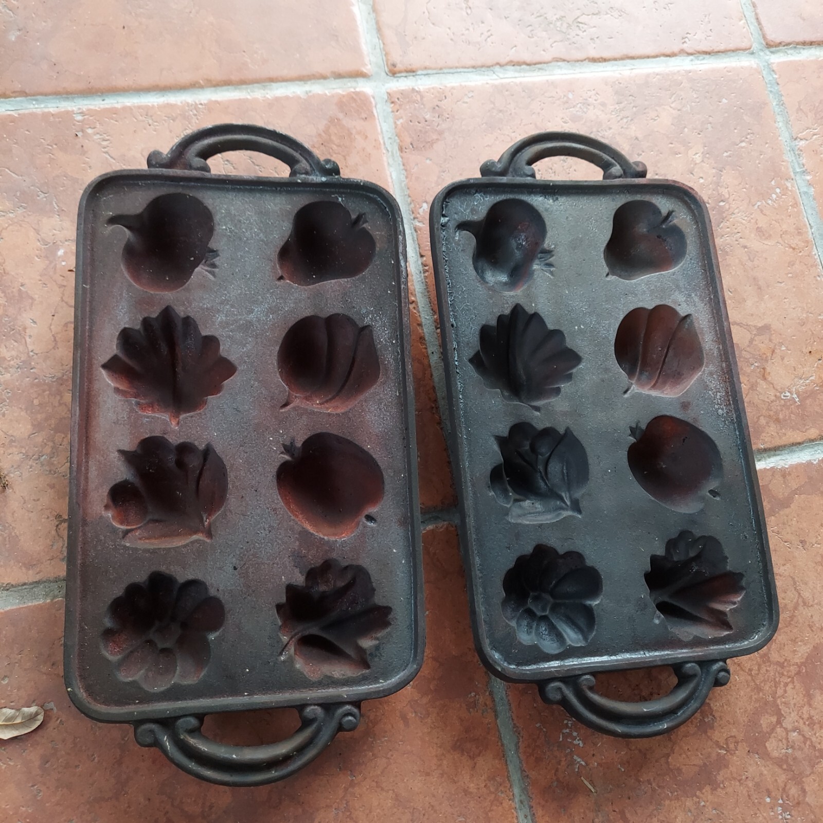 SET 2 VINTAGE CAST IRON MUFFIN CORNBREAD BAKING PAN USA 31-161 | eBay