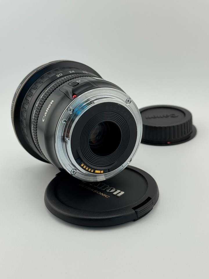 Canon EOS 7D DSLR, BG-E7 Grip, Canon EF 20-35mm Lens, 2x 8GB cards ...