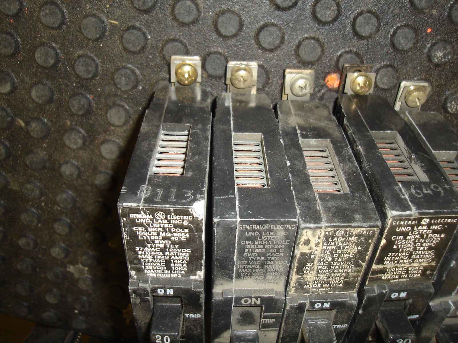 Lot 5 General Electric 1 Pole Circuit Breakers - E11592 SWD HID HACR ...