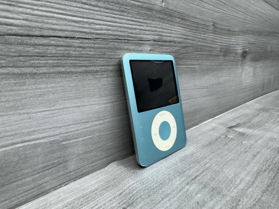 Apple iPod Nano 3rd Generation 8 GB Blue & Silver Model A1236 - Bad ...